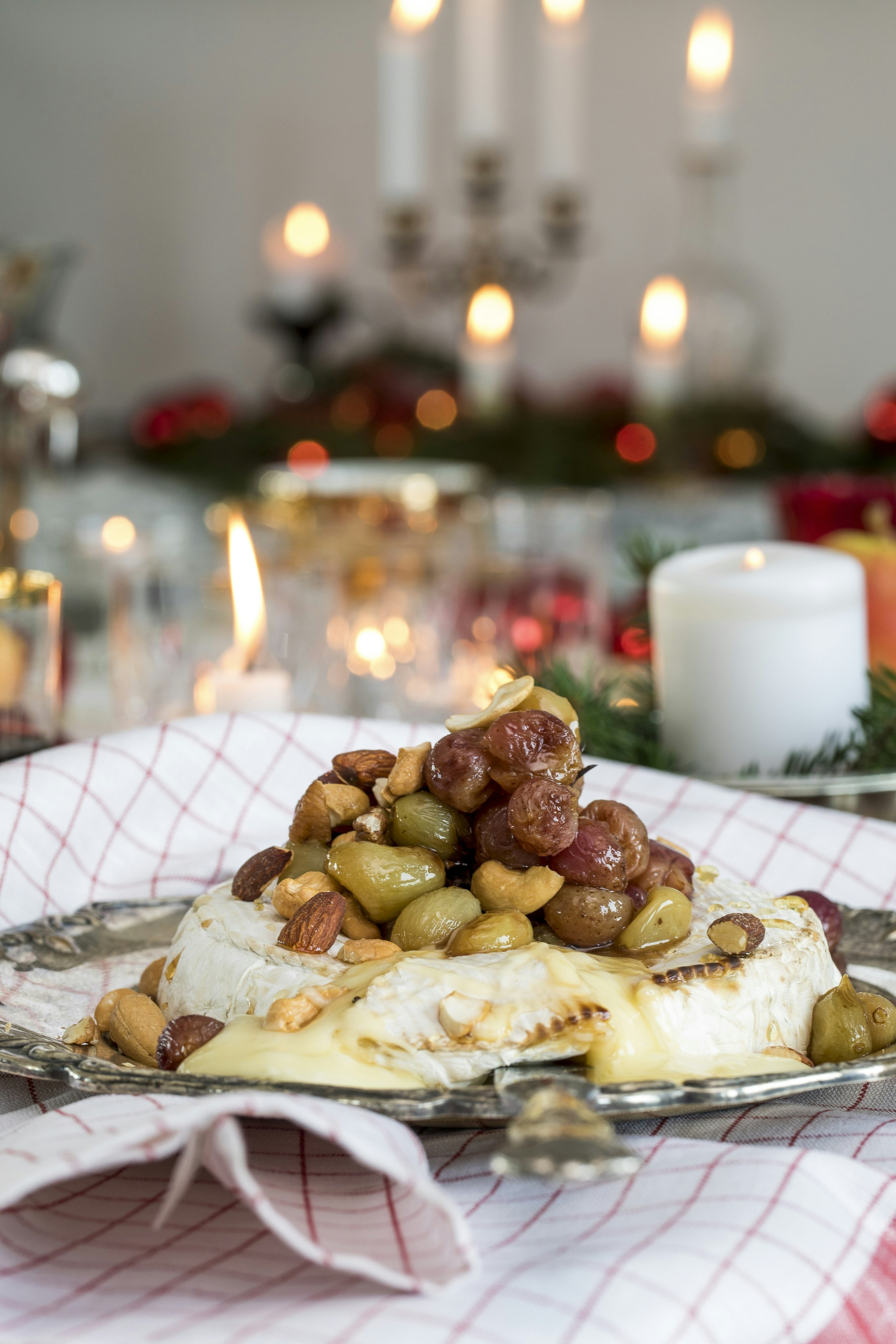 Varm brieost med ugnsbakade vindruvor, nötter och honung
