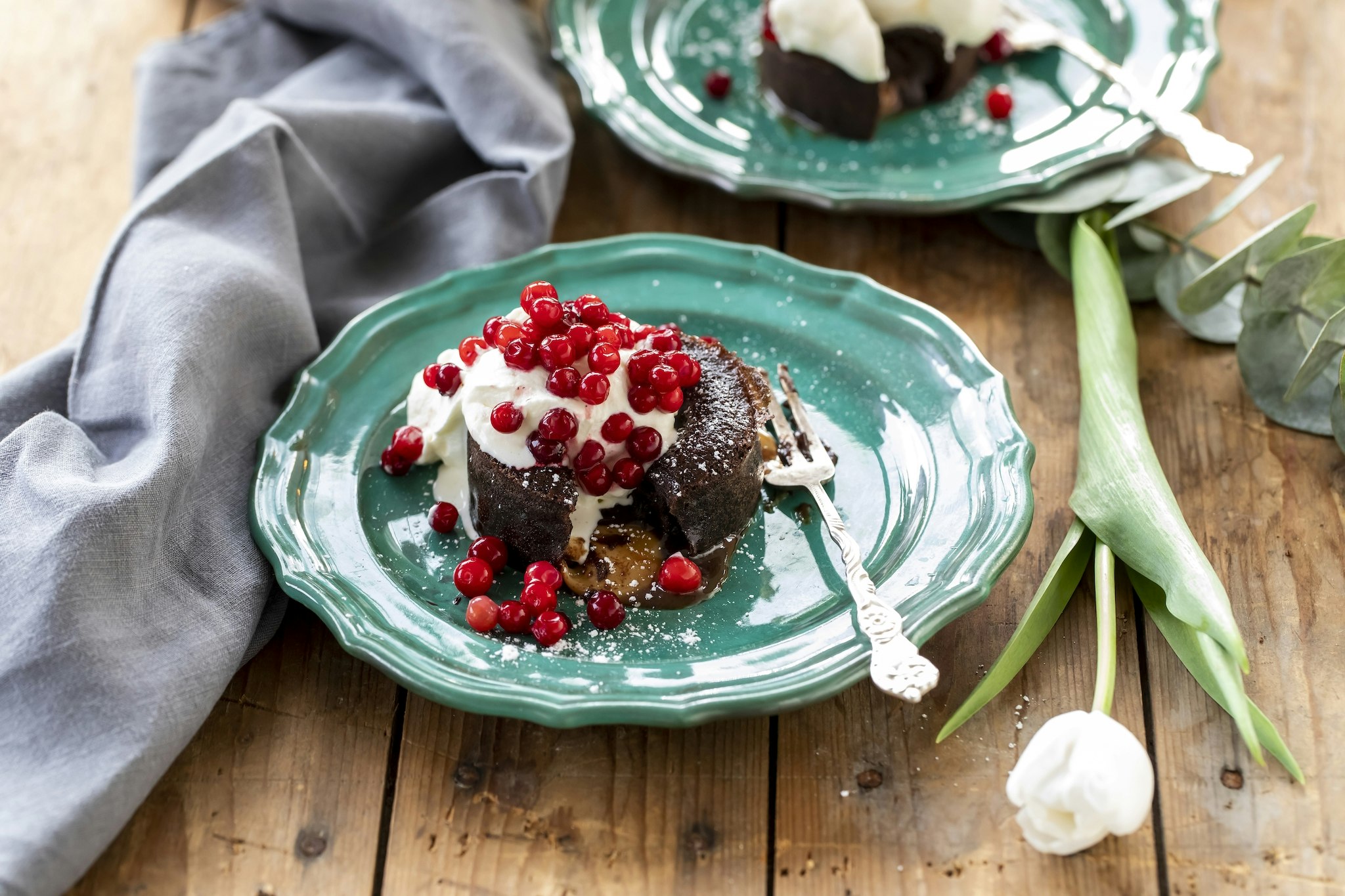 Varm chokladbakelse med dumlekola och lingon