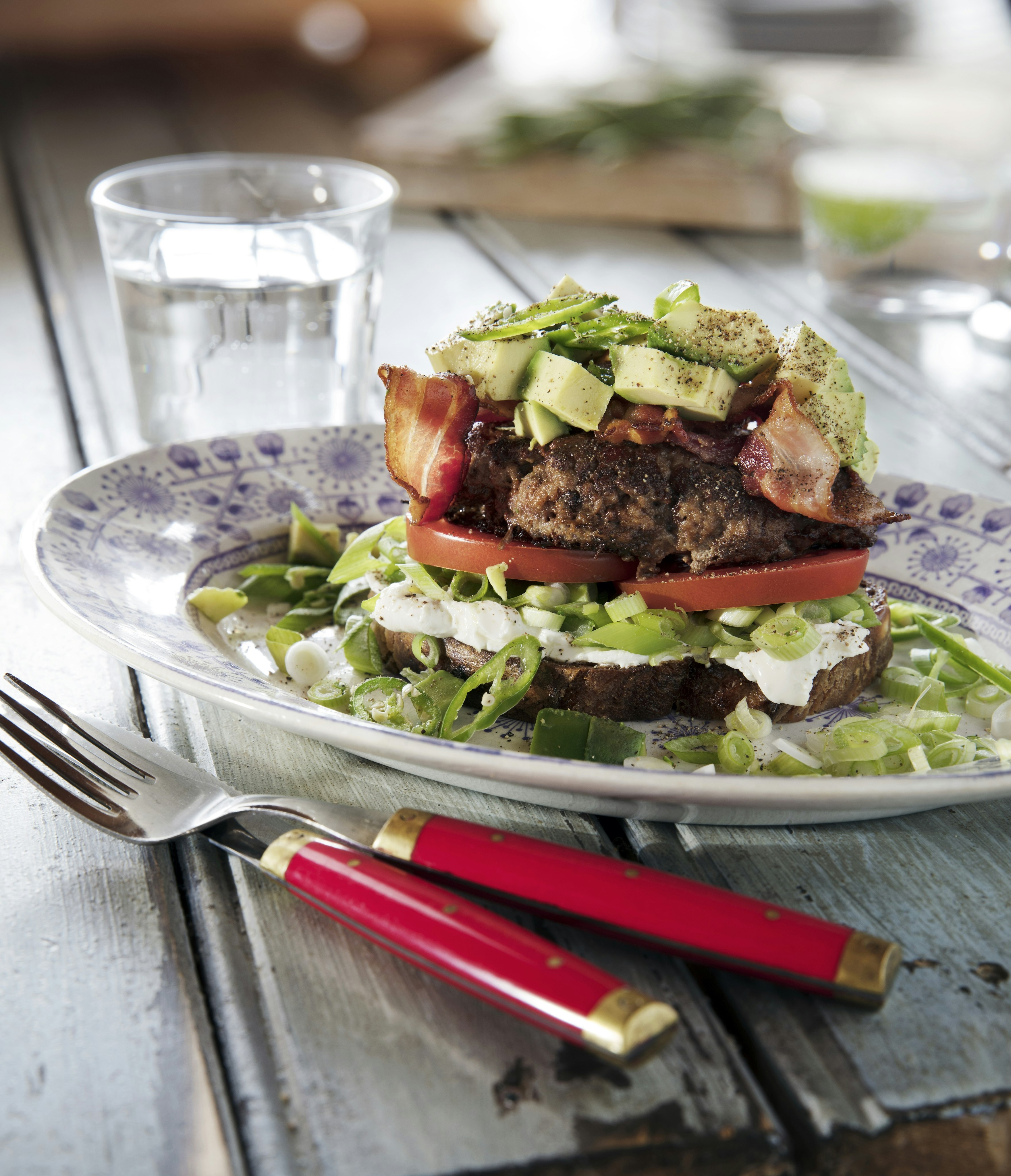 Varm macka med biff, avokado och bacon