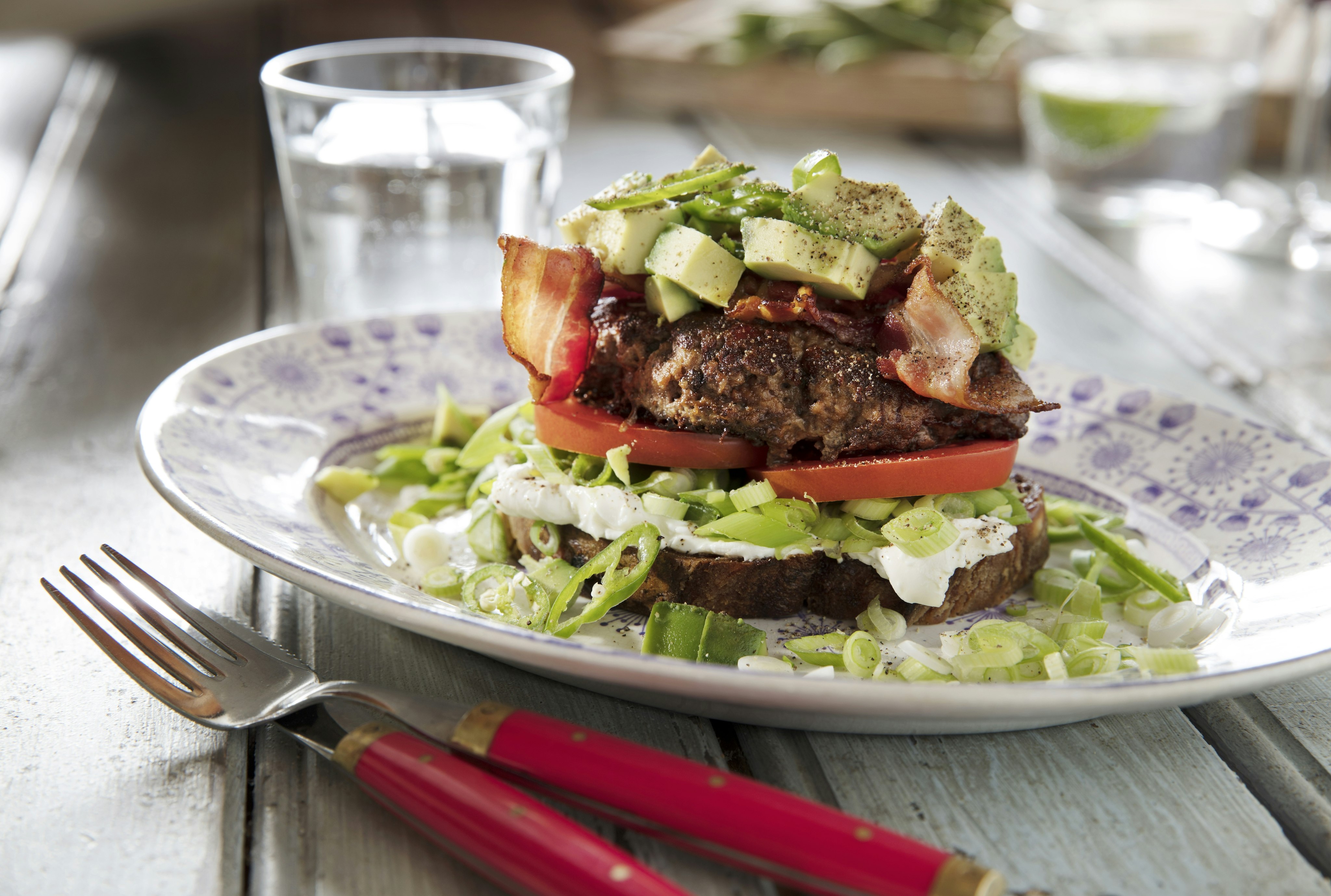 Varm macka med biff, avokado och bacon