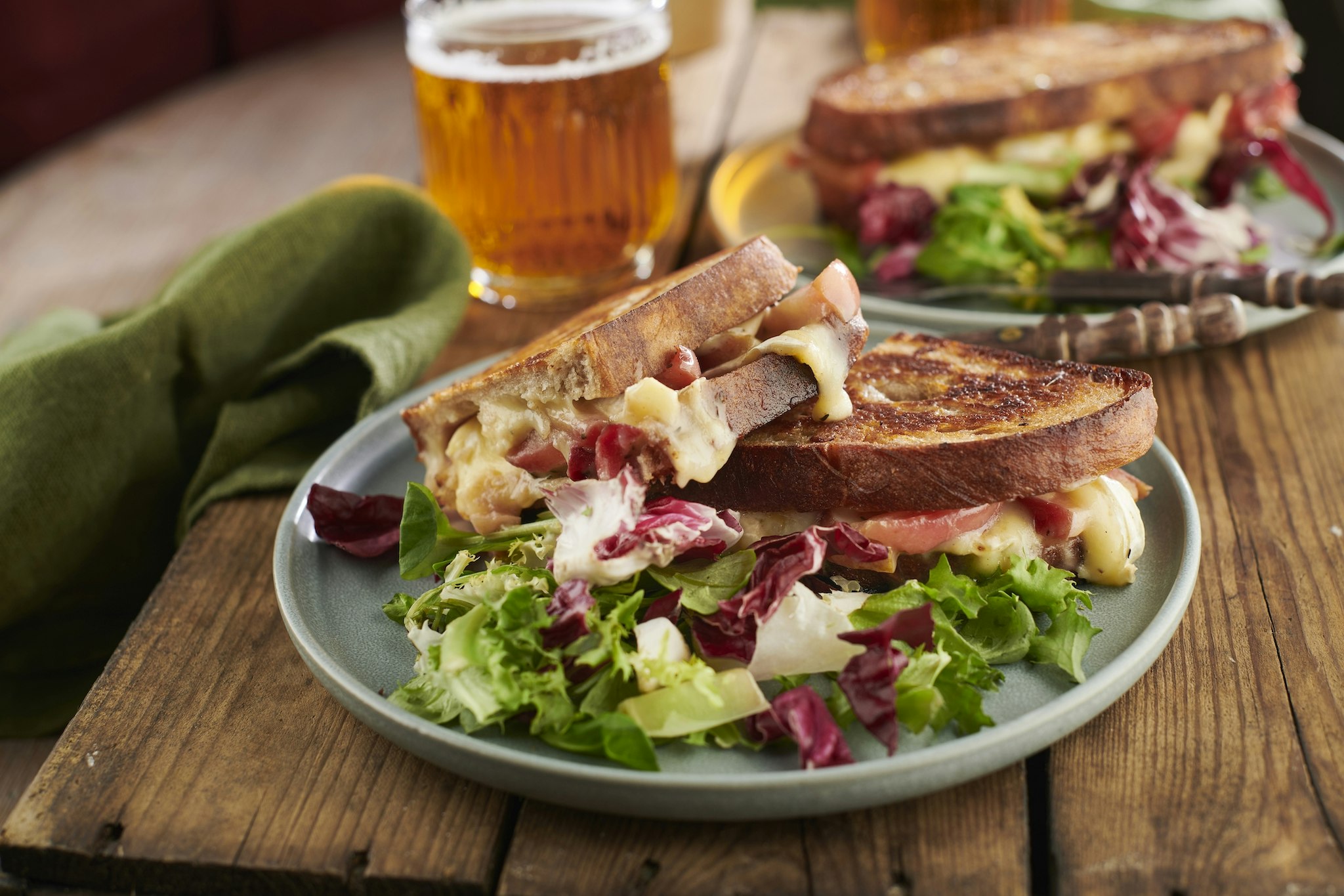 Varm macka med brieost och honungstekt äpple