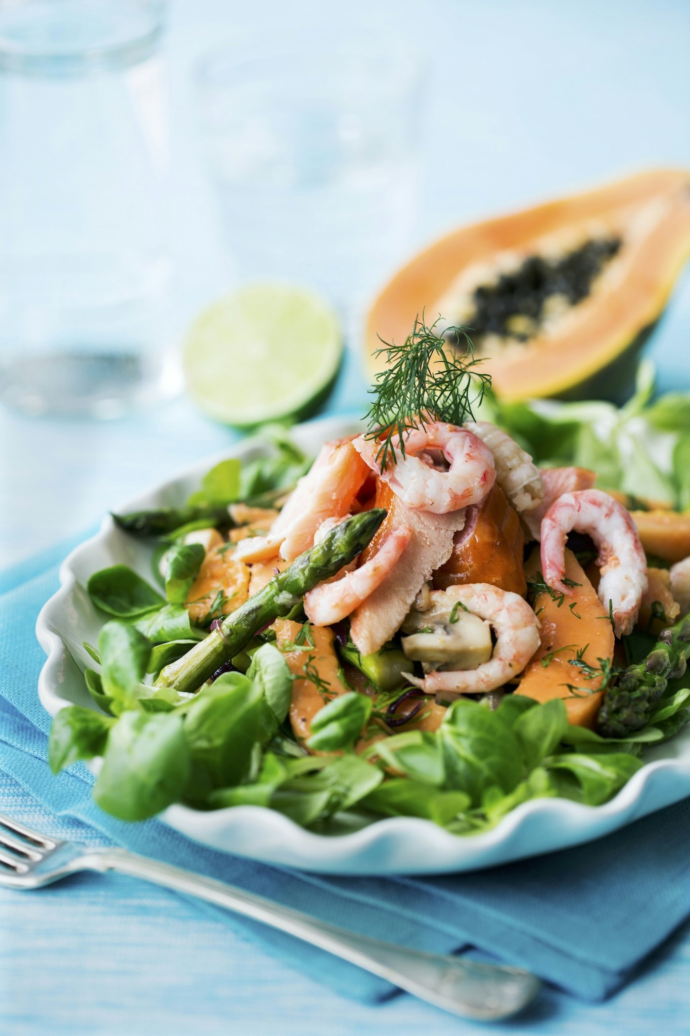 Varm sallad med rökt lax och räkor