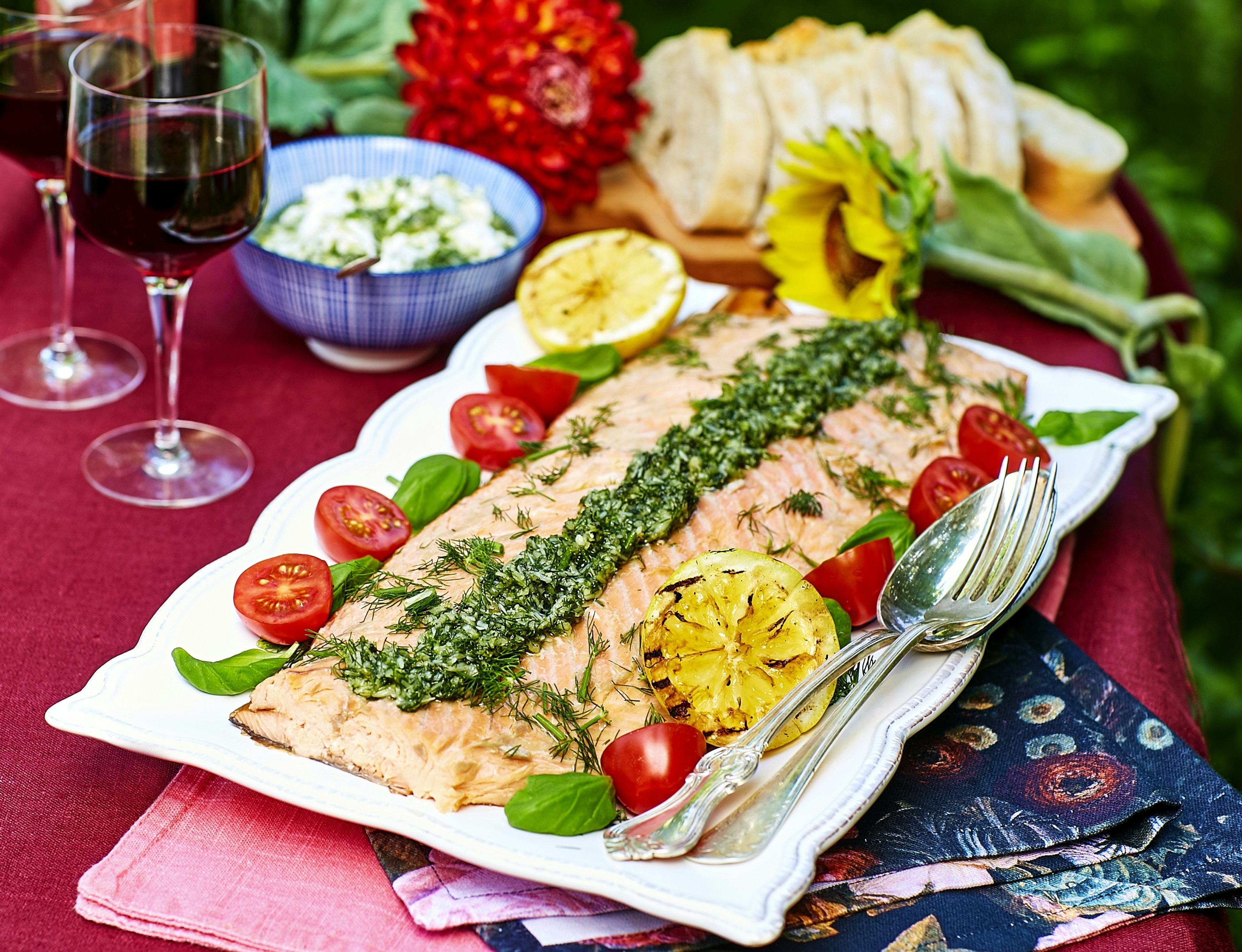 Varmrökt lax med enkel hollandaisesås