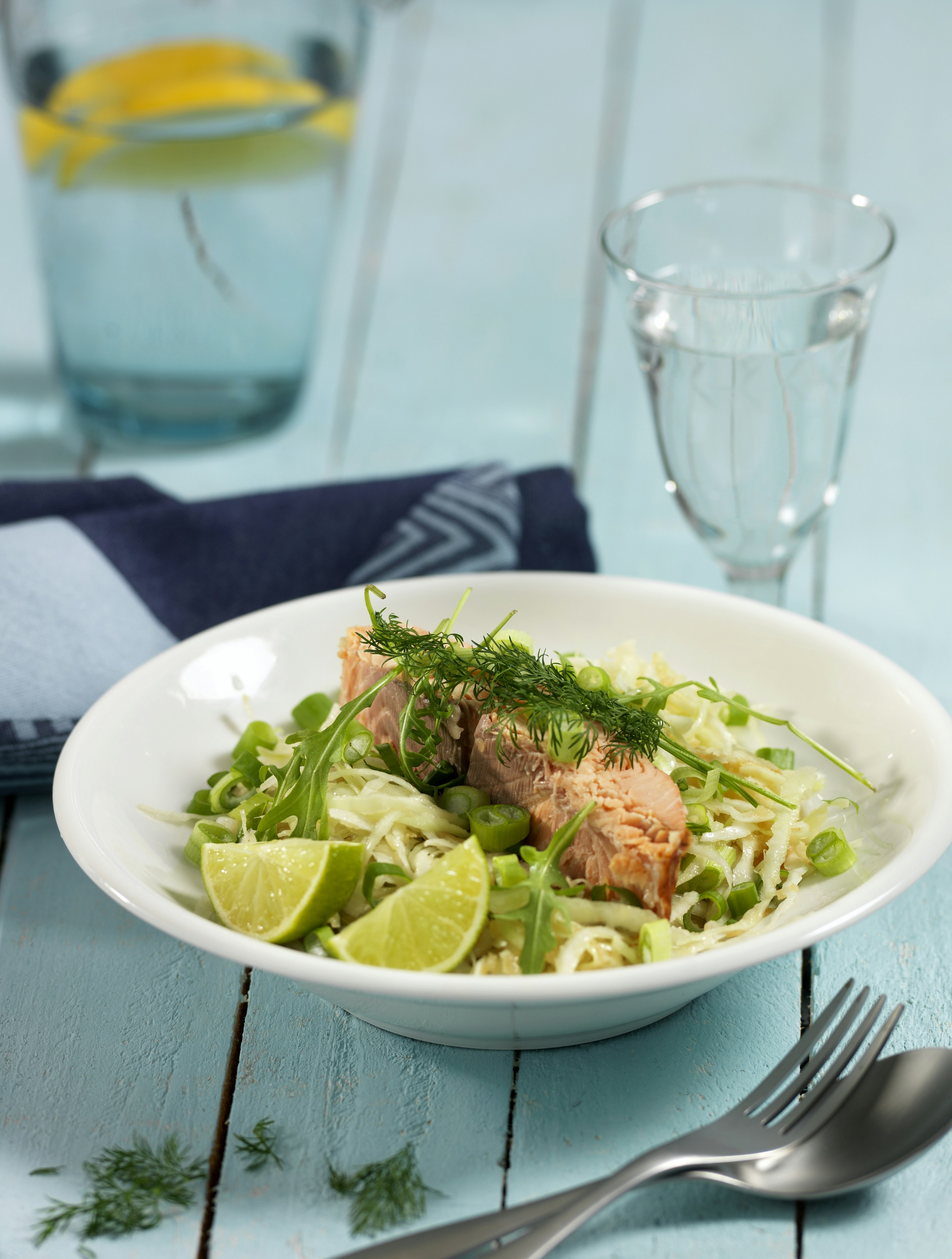 Varmrökt lax med japanskt ris och kålsallad