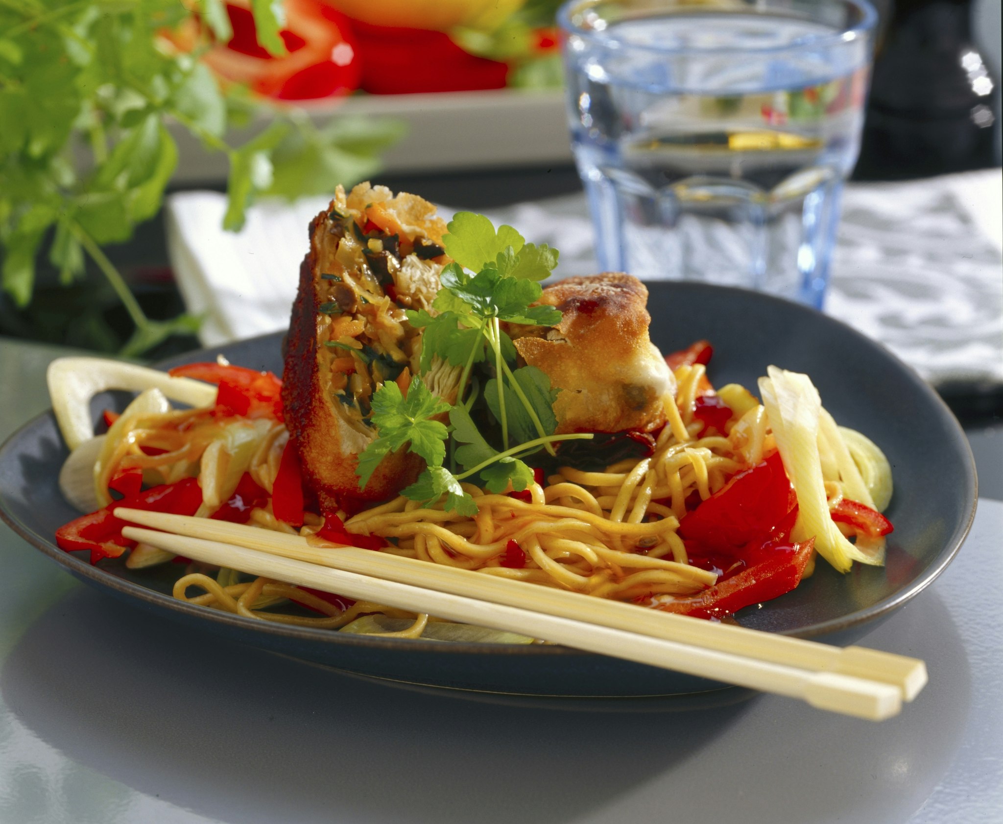 Vårrullar med wokade nudlar