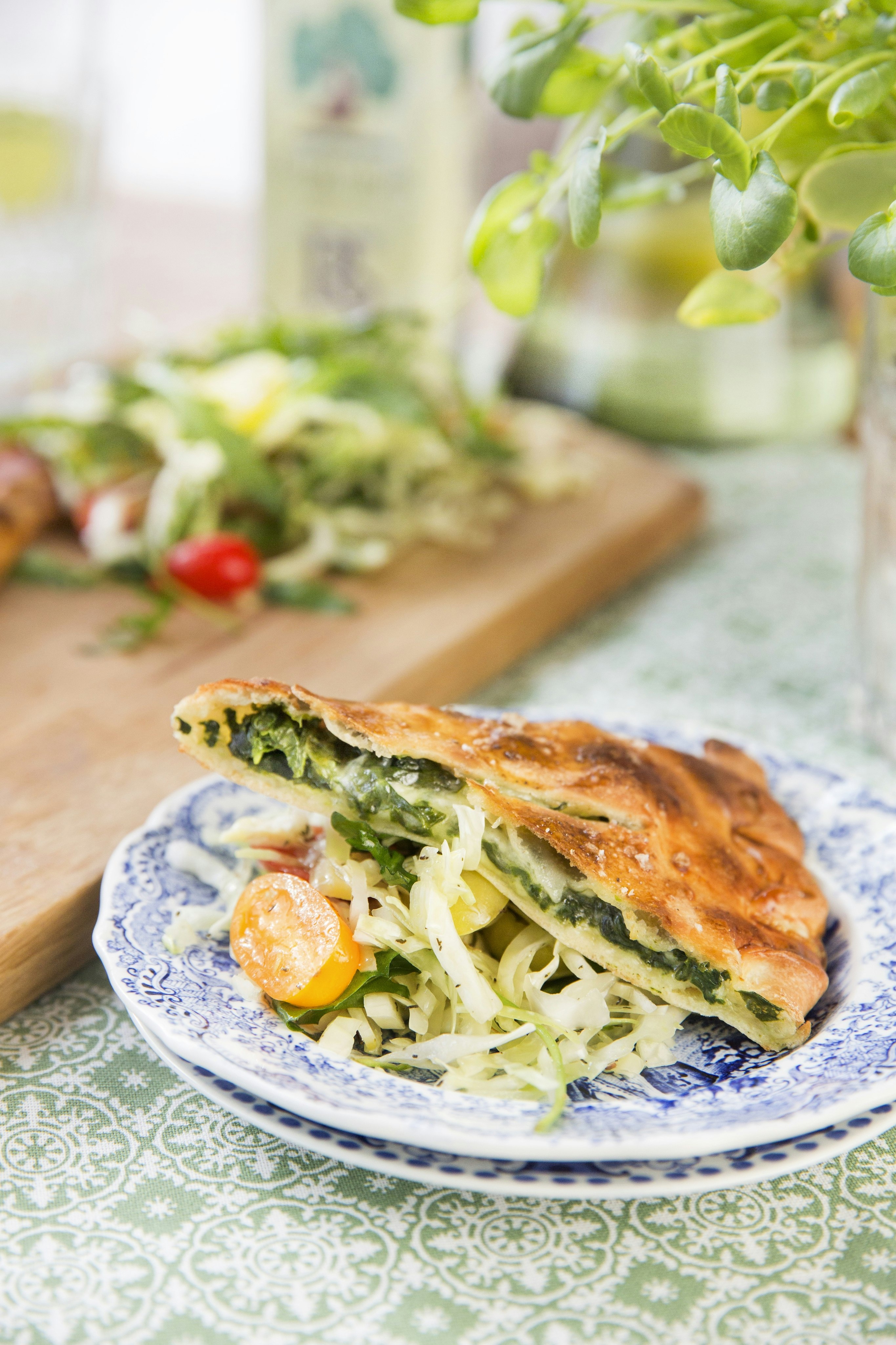Vegetarisk calzone med enkel pizzasallad