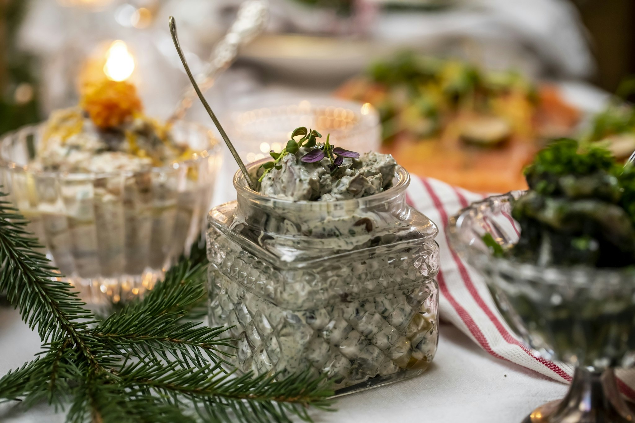 Vegetarisk sill på svamp, örter och vitlök