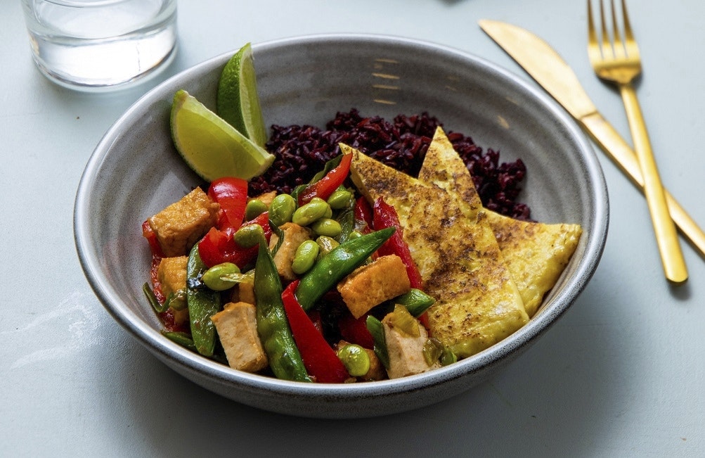 Vegetarisk wok med tofu, vårlök, och svart ris
