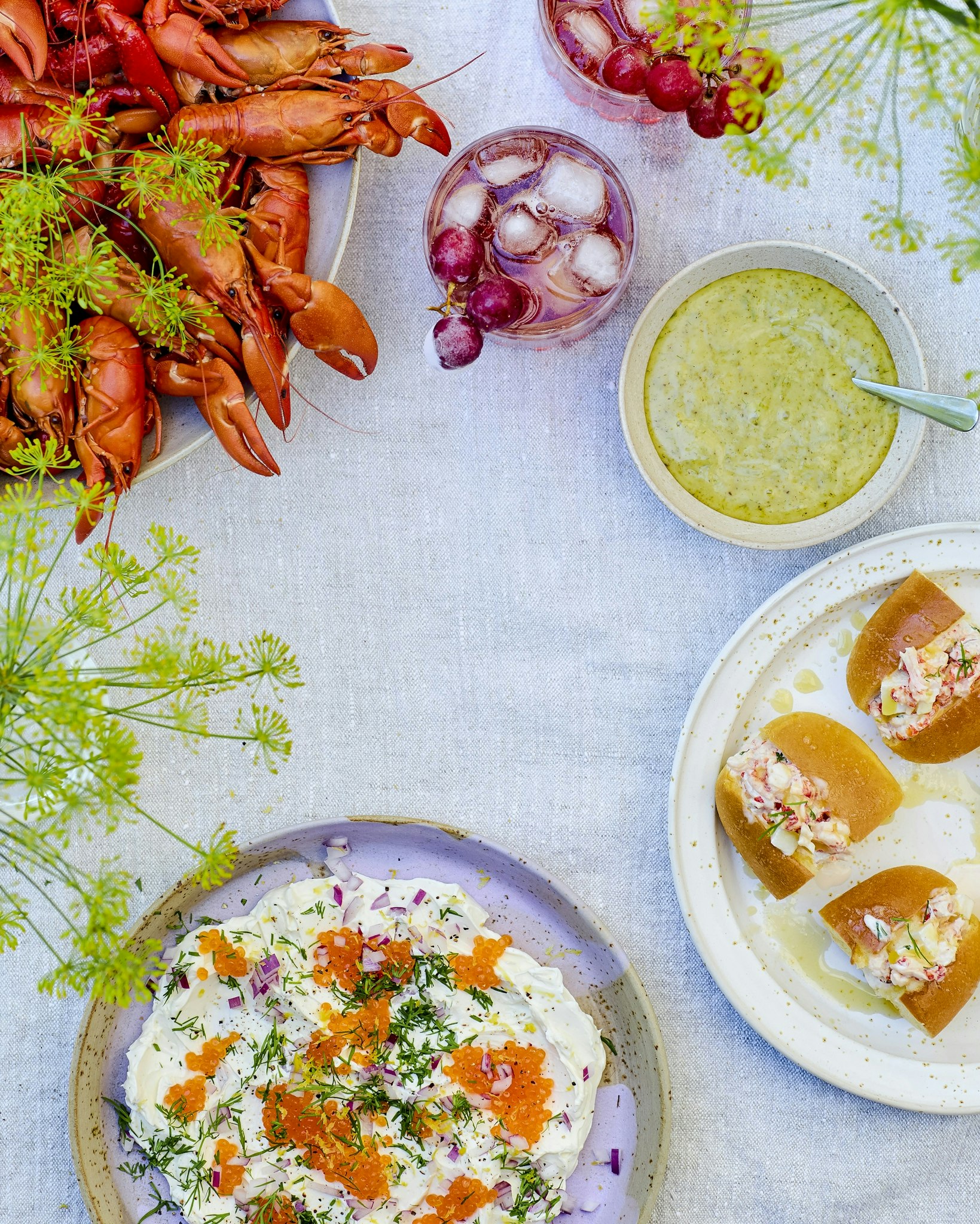 Vispad färskost med regnbågsrom, dill och citron