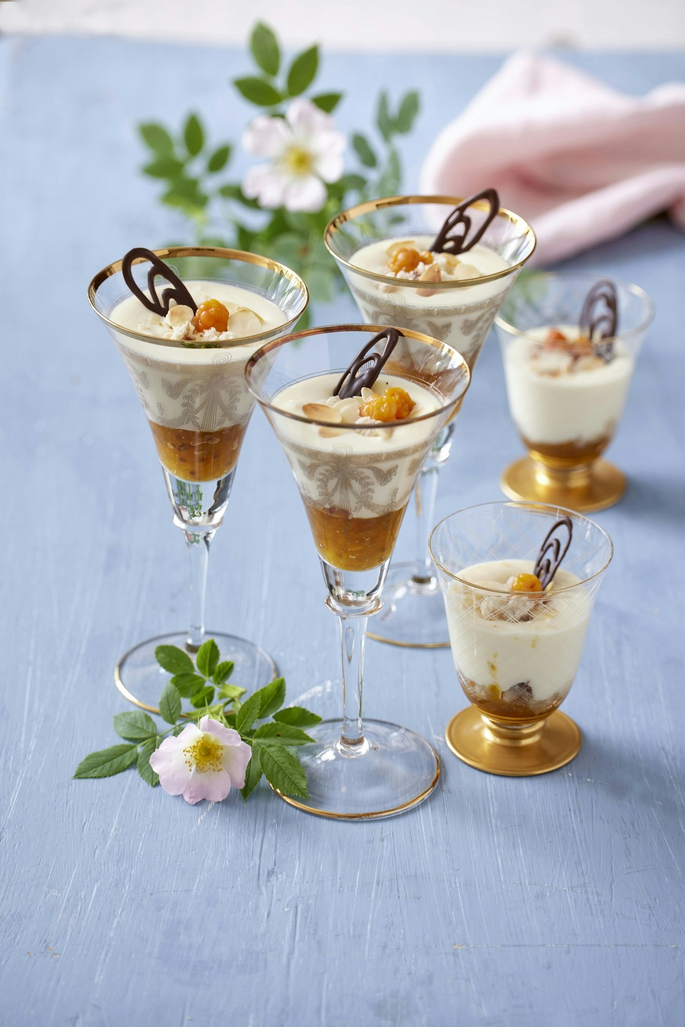 Vit chokladkräm med hjortron och rostad mandel