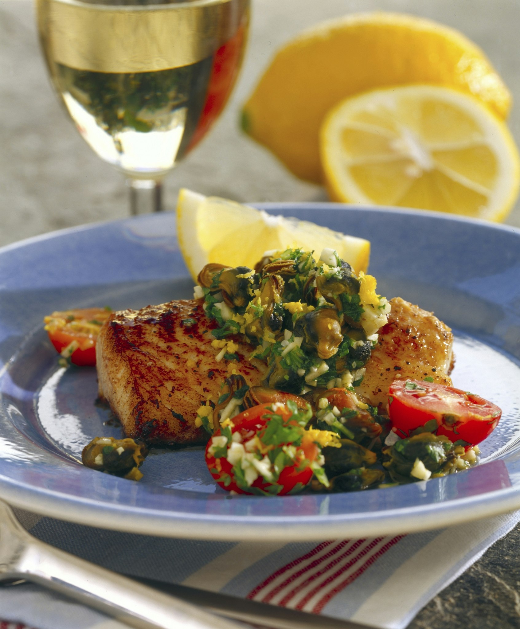 Hel grillad fisk med grönmusslor och vitlökssmör