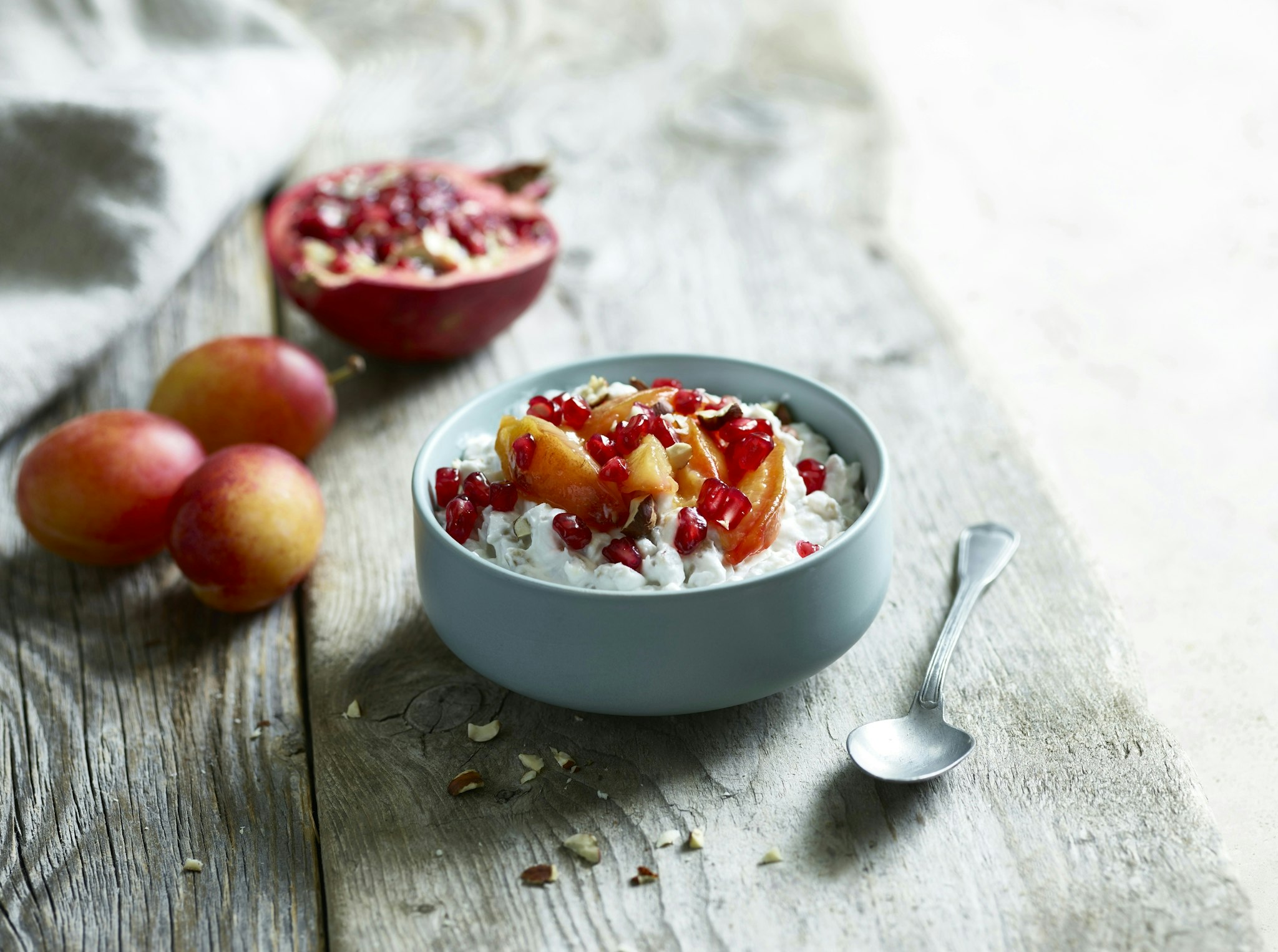 Yoghurt med korngryn och ljumna plommon