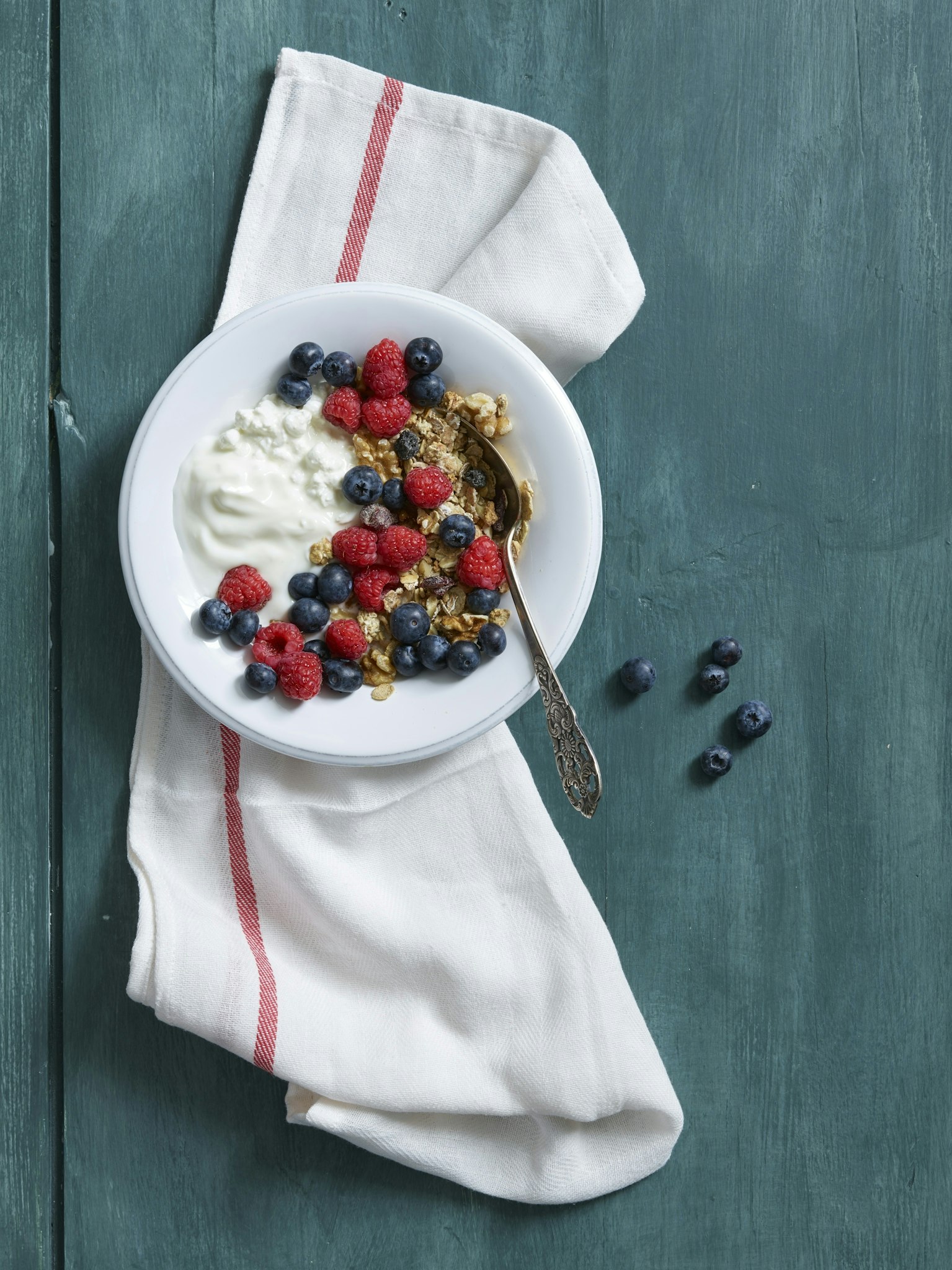 Yoghurt och cottage cheese med korngryn och bär